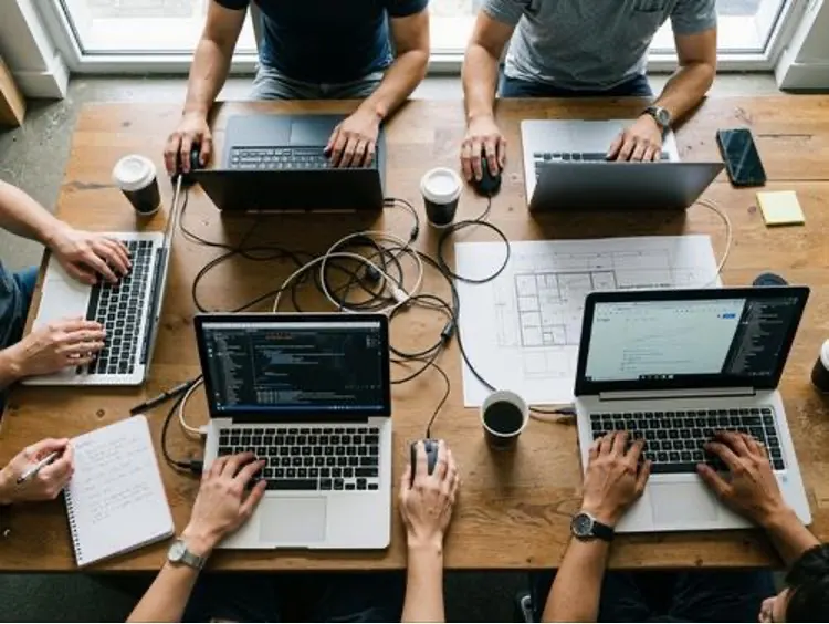 Choose the Right Software Development Company - We Got Code